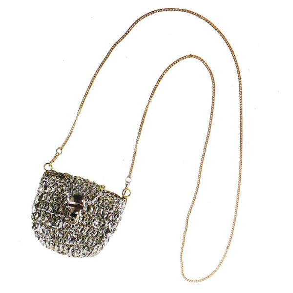 ●内容：フラッシュヤーン、ヒネリ金具、くわえカン、チェーンショルダースリム、作り方説明書 ●用意するもの：かぎ針　7/0号、とじ針、ペンチ、ハサミ、メジャー ●完成サイズ：約W11cm×H9cm（持ち手・チェーン含まず）●制作時間：約２時間...