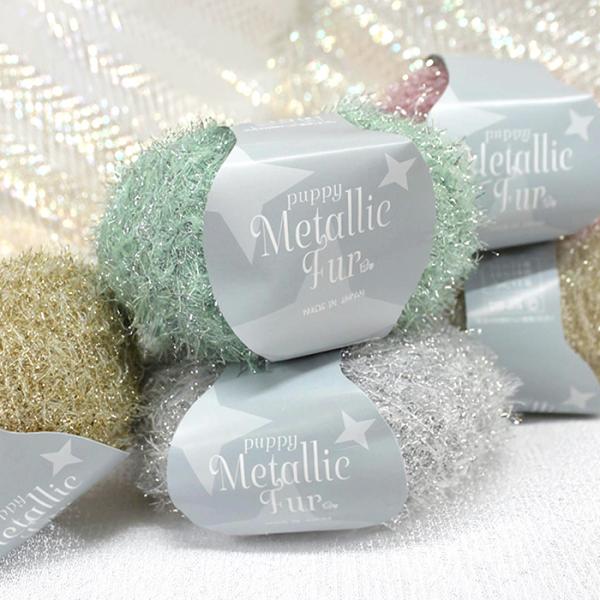 ●品質構成：ポリエステル　100％●棒針標準ゲージ: 11〜12目・17〜18段●仕立（糸長）: 40ｇ　約125ｍ●棒針（号）: 14号〜7ミリ●金属かぎ針（号）: 8/0〜10/0●糸使用量（平均）：プルオーバー半袖　3玉「金属的なファ...