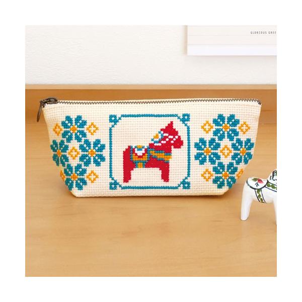 ●キット内容：25番ししゅう糸(綿100%)、半仕立て済ファスナー付きポーチ【No.8300布＜インディアンクロス＞ベージュ＜1＞(綿100%)】、クロス針、カラー図案付説明書●完成サイズ：約縦7.5cm×横18cm×マチ6cm●難易度：初...