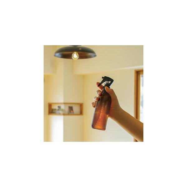 天然精油100％使用。天然植物抽出消臭成分使用。香りを楽しみながら消臭も出来るミストタイプです。室内空間に吹くだけで天然の香りをお楽しみ頂けます。サイズ：幅61×高さ196×奥行き54（mm）使用時サイズ：幅61×高さ196×奥行き54（m...