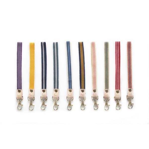 ミニベルを鳴らす際の落下防止用に便利。手首に通してお使いいただけます。他にも、携帯ストラップ等使い道は豊富。素材は丈夫な真田紐でできています。皮部分には、JCA(日本カーリング協会)の公認マーク入り。ストラップ全長は17cm　紐の輪の円周は...