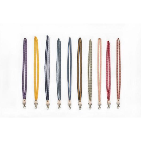 ミニベルを首からぶら下げられるストラップ。携帯ストラップ等にもお使いいただけます。金具はフック無しとなります。素材は丈夫な真田紐でできています。皮部分には、JCA(日本カーリング協会)の公認マーク入り。長さは全長44cm　真田紐の首のかける...