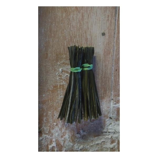 昆布の名産地 北海道函館産の身のやわらかな若い真昆布のみを使用。本品は昆布のうま味、ミネラルが多いとされる希少な根本の部分だけを15cm前後にカットし詰め込みました。完全無添加／産地直送／原料希少／香りと旨味が違います。短めカットなので1〜...