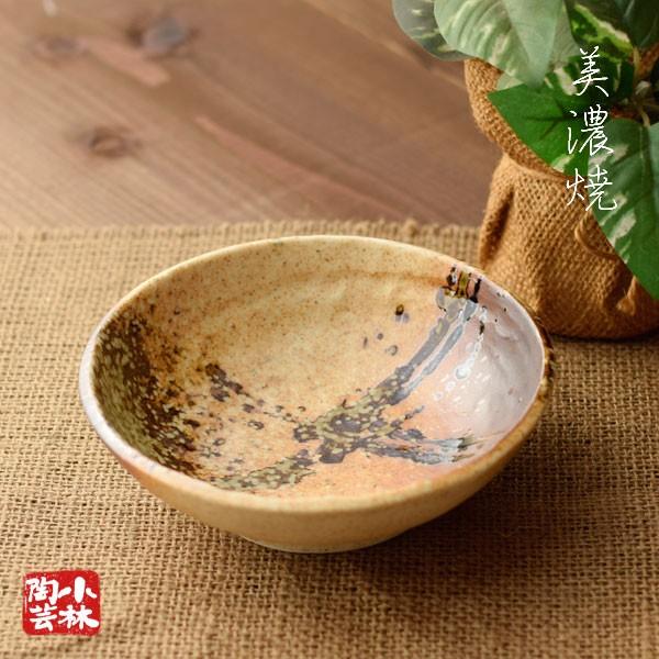 生地に厚みがあり土の風合い豊かな手ごろな大きさの浅鉢です。おでんや煮物その他多様に使える使い易い器です。織部の流しがアクセントある器です。【　サイズ　】　直径：16.8×高さ：5.4cm【　材質　】　陶磁器【　重さ　】【　質感　】　土の質感...