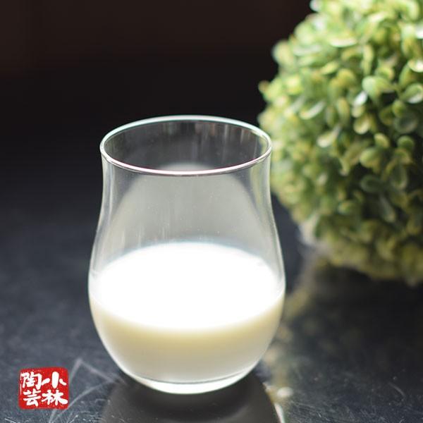 口部より胴部分が膨らんでおりミルクを注ぐと見栄えのいい可愛いグラスです。また持ちやすく下部が肉厚になっており安定感がありバランスのいいグラスで使いやすく洗い易いので普段使いに最適です。【　サイズ　】　直径：6.0（最大：7.1）×高さ：9....
