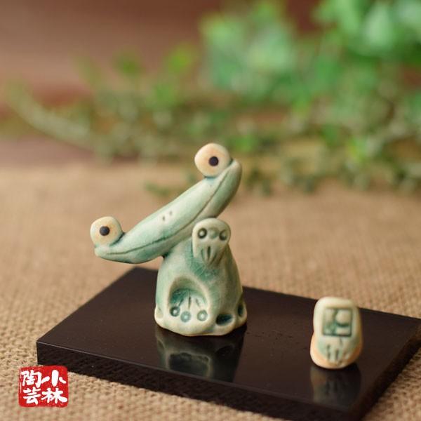 ひとつひとつ手作りのクラフト。やきものの人形で　表情豊かで癒される可愛いカエルです。【　サイズ　】本体：6.0×3.0×高さ:7.0cm　　【　材質　】　陶器【　重量　】　70g　　　　　※日本製（美濃焼）やきもの人形/陶器/人形/招き猫/...
