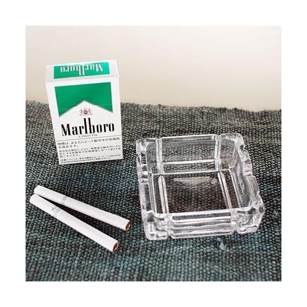 ガラス製の小さめ灰皿です。【　サイズ　】　直径：9.0×高さ：2.9cm【　材質　】　ソーダガラス【　重さ　】テーブルの場所を取らない小さな灰皿。