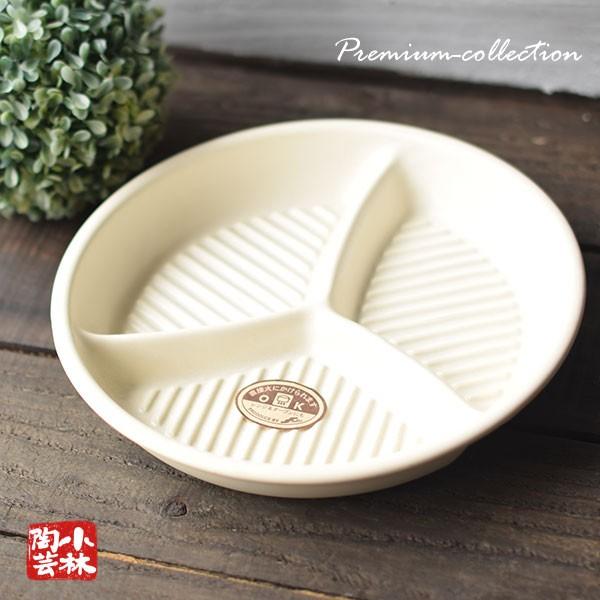 耐熱陶器の仕切り皿です。底面に溝があり余分な油分が流れやすい構造になっています。【　サイズ　】　直径：26.0×高さ：4.5cm【　材質　】　陶磁器（耐熱）【　重さ　】　750g【　質感　】　さらさらとした手触り      　※日本製（萬古...