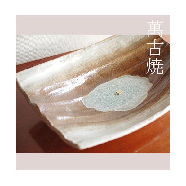 萬古焼の花器・水盤です。板状の形状にわずかに波をうった感じになった花器です。中央に貫入になった釉薬がアクセントとなっています。【　サイズ　】　幅：43.0×奥行：29.5×高さ：11.5cm(脚込み)【　材質　】　陶器【　重さ　】     ...