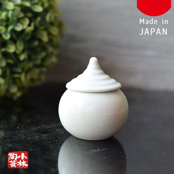 愛知県瀬戸市にある穴多製陶にて製造されている国産陶器製の神具・仏具の製造元です。近年　国外産の神具・仏具が多くなり国内で生産している窯元も少なくなりました。写真の一見ではその差は分かりにくいですが釉薬の丁寧な掛かりや生地の厚みなど国内産なら...