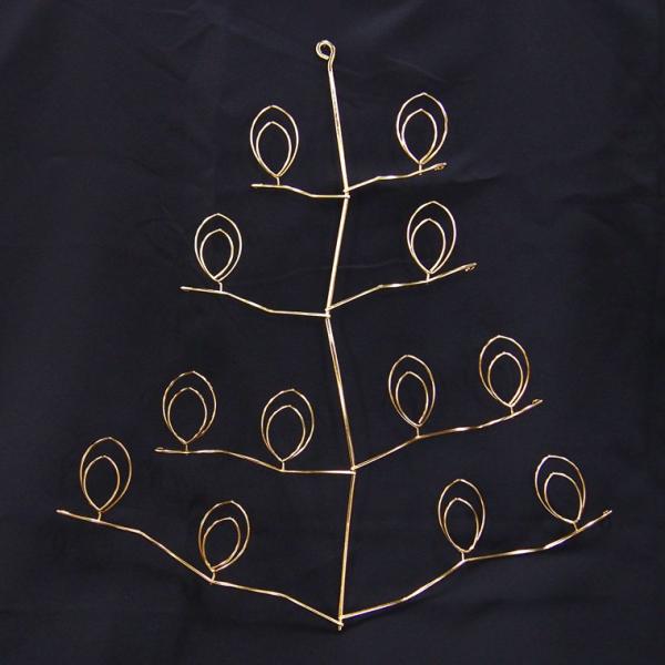 メタル素材のクリスマスツリーブランチのハンギングです。そのままでも、オーナメントを飾っても楽しめます。海外工場から直接買い付け、生産中には直接品質チェックをして不良品を極力無くす努力をしています。【サイズ】横幅38.5cm×高さ46cm×奥...