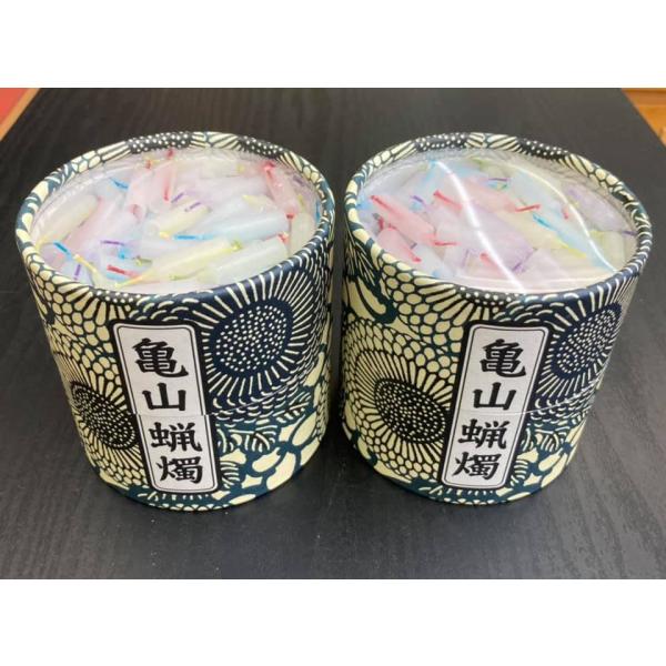 カメヤマ社製品。安心な10分燃焼のミニロウソク。約300本入りで色鮮やかで可愛い五色の色芯。着物をモチーフにしたパッケージも人気です。◯商品名　【送料無料】(一部離島・沖縄・北海道など除く）カメヤマ五色蝋燭×2個セット◯製造元 　株式会社カ...