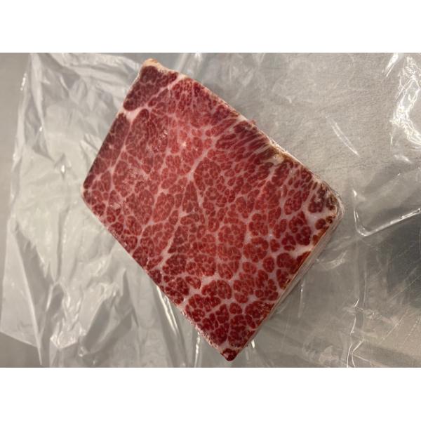 ・鯨の大トロ　お刺身用ニタリ鯨の尾の身（切り落とし）  （生食用）※1kgは割引出品中。内容量：100ｇブロック配送便等の条件：冷凍便同梱可原材料：ニタリ鯨保存方法：冷凍（−18℃以下）賞味期限：お届け日より冷凍14日間開封後は、お早めにお...