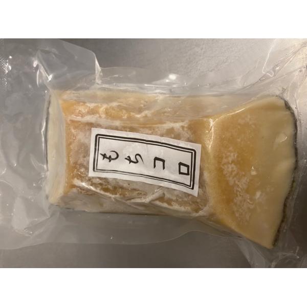 ニタリ鯨の本皮で丹精込めて釜茹でしたコロになります。（もちコロ）当店大人気商品です。本皮を弱火で塩茹でし、程よく脂を抜き、竹櫛がスッと刺さる程度まで茹でたコロです。揚げコロと食感が異なりもっちり、ねっとり、シャキシャキ食感♪おでん、粕汁に。...