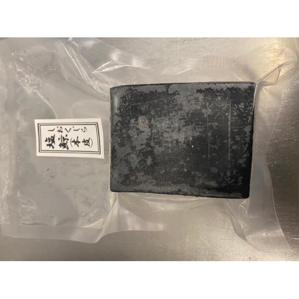 ・ニタリ鯨　塩鯨（本皮）塩皮鯨の皮は不飽和脂肪酸という良質な脂です。青魚などに多く含まれるDHAやEPAなどを多く含みコラーゲンも豊富です。お好みのサイズにカットし、塩を熱湯で洗い落とした後、季節の野菜と一緒に炊いて、お煮〆、かす汁、味噌汁...