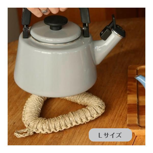 シーグラスという水草の一種を使い、一つ一つ手編みで仕上げました。日本では畳の材料として使われているイグサに良く似た、素朴で親しみやすいテクスチャーです。小さめの土鍋やヤカン、ポット、コーヒーサーバーを置くのにぴったり。使わない時は吊り下げて...