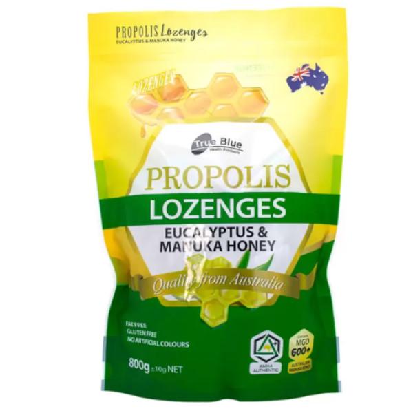 【商品概要】プロポリスは働き蜂によって葉芽や木の樹皮から集められた樹脂状の物質です。アミノ酸やビタミン、ミネラル、バイオフラボノイドが含まれるとされています。また、ユーカリオイルには心地よいスパイスの効いた香りと風味のユーカリプトール（シネ...