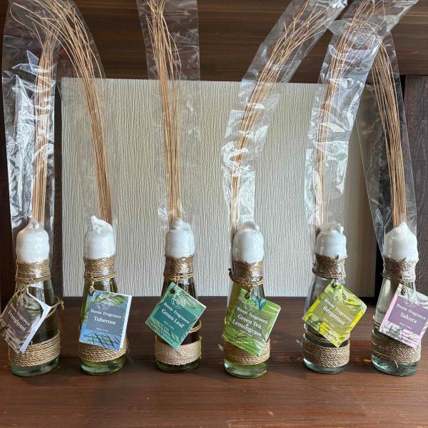 火や電気を使わず置くだけで簡単に香りを楽しめる、ルームフレグランス。季節や置く場所に合わせて香りを変えてみるのもオススメです◎香りは全部で7種類。プレゼントにも人気です♪●素材：エチルアルコール、香料／スティック：ヤシの葉の茎●原産国：イン...