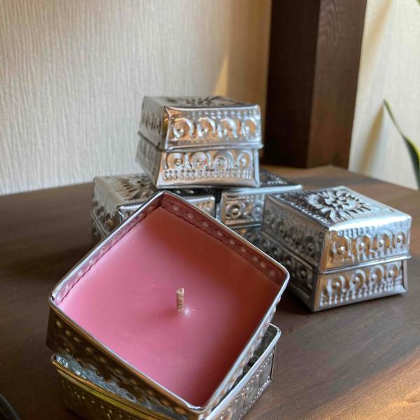 蓋つきでコンパクトなサイズなので、旅先にも持って行けて便利です。また、キャンドルを使った後もアルミカップは小物入れとしてお使いいただけます。初心者でも使いやすいタイプのキャンドルなので、普段使いはもちろん贈り物にも最適です。※バリ島ではお供...