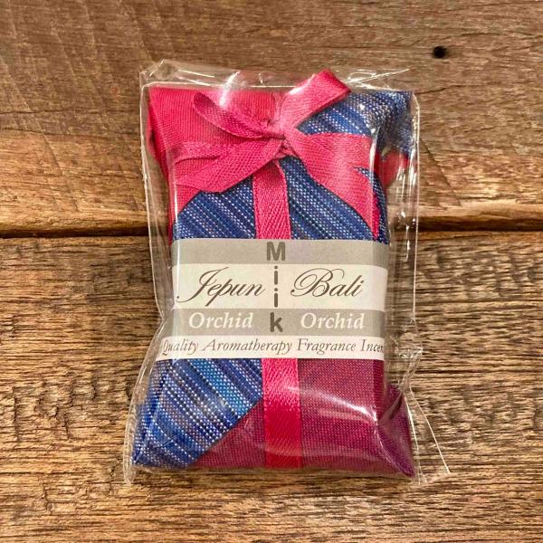 「幻の白いお香」と呼ばれるJEPUN BALIのナチュラルカラーコーンインセンス。美しく華やかな蘭の上品でやさしい香り。ご自宅でのリラックスタイムにおすすめです。香りの強さは弱め。ほんのりとやさしく香ります。素材、香り、包装にまでこだわり抜...