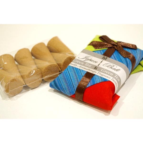 「幻の白いお香」と呼ばれるJEPUN BALIのナチュラルカラーコーンインセンス。ハーブ独特の爽やかさとグリーンティーのなんだかホッとするような、甘くやさしい落ち着いた香りが楽しめます。香りの強さは少し強めです。素材、香り、包装にまでこだわ...