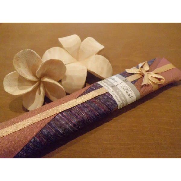 「幻の白いお香」と呼ばれるJEPUN BALIのナチュラルカラーインセンス。『カモミール』の語源は「大地のリンゴ」という意味のギリシア語からきています。ハーブティーでもおなじみのカモミールはフルーティーな甘さの中に鋭さを持つ、すっきりとした...