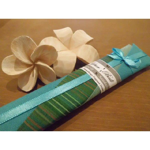 「幻の白いお香」と呼ばれるJEPUN BALIのナチュラルカラーインセンス。当店人気NO.１☆　どこか懐かしさも感じるサンダルウッドは飽きのこない落着きのあるやさしい香り。日本名「白檀」の香りでもおなじみ。 2はより爽やかな印象で、香りの強...