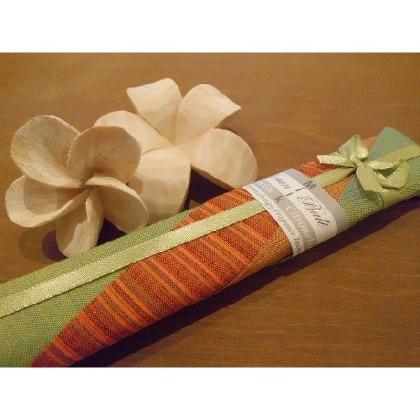 「幻の白いお香」と呼ばれるJEPUN BALIのナチュラルカラーインセンス。シトロネラはイネ科のハーブ。レモンを感じさせるようなスッキリとした鋭い香りが特徴です。香りの強さはふつう。古くから防虫効果があるとされており、虫除けとしても使われて...