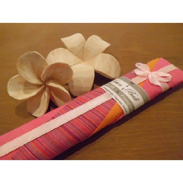 「幻の白いお香」と呼ばれるJEPUN BALIのナチュラルカラーインセンス。日本では「プルメリア」の名で知られているフランジパニ。バリ島では最もポピュラーな花の一つで、ほんのりと甘く爽やかな香り。煙との相性も良く、店頭でも人気の香りです。香...