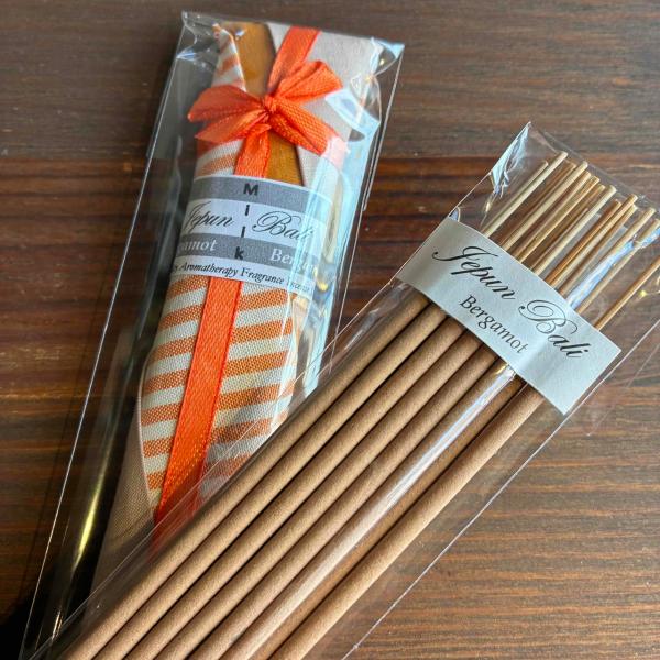 「幻の白いお香」と呼ばれるJEPUN BALIのナチュラルカラーインセンスより、新しい香りが入荷しました！アールグレイの香り付けに使われるベルガモット。香りは、ほのかに香る柑橘の爽やかな香りです。素材、香り、包装にまでこだわり抜いたJEPU...