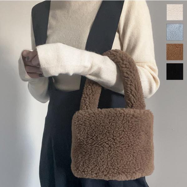 ファーバケツバッグふわふわのファーがルックのアクセントになるバケツバッグ。コンパクトなサイズながらに、収納力がありデイリー使いに◎♪使いやすいベーシックカラーと差し色のブルーの4色展開。【素材・サイズ感】肌当たりのいいファー素材。マチがある...