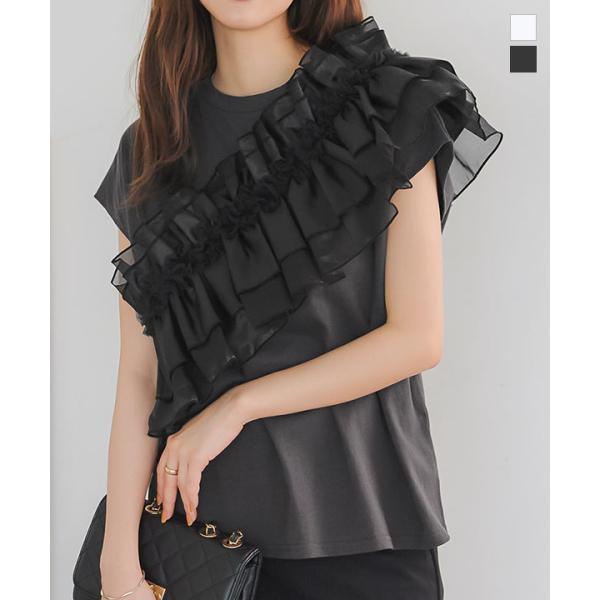 アシンメトリーフリルＴシャツ大胆なフリルデザインが存在感放つ華やかTシャツ。異なる素材のチュールをMIXし、奥行きのあるボリューム感をプラス。ベーシックカラー展開でデイリー使いしやすくシンプルボトムに合わせるだアシメフリルＴシャツ[C720...
