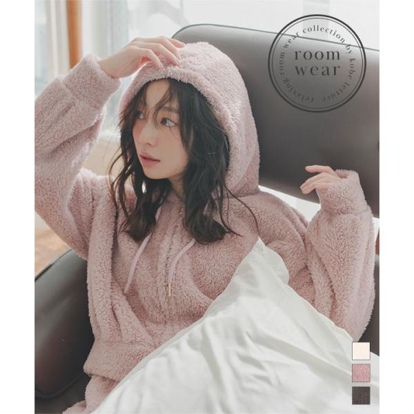 [ ルームウェア ] ボアショートパーカーふんわりとしたボアのぬくもりに包まれる、ショートパーカールームウェア。軽くてやわらかなふわもこの質感が体を優しく包み込み、寒い季節のおうち時間を心地よく過ごさせてくれます。フードがほどよいラフさを添...