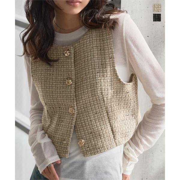 ゴールドボタンツイードベストクラシカルな品を放つツイードジレ。ゴールドボタンがリッチな表情を引き立て華やかな雰囲気に。インナー次第でロングシーズン着回せ、ベストとしてもノースリーブジャケットとしてもコーデの幅が広がります。【素材・サイズ感】...