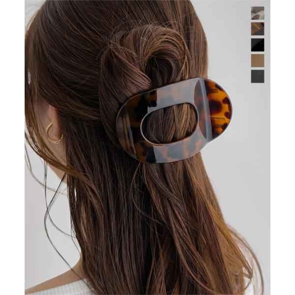 もたれられるヘアクリップ邪魔になりにくい頭にフィットするヘアクリップ。さっとまとめたヘアに添えるだけで、シンプルなまとめ髪をこなれた印象にアップデートしてくれます。デイリー使いはもちろん、ラフなお団子ヘアやハーフアップのアクセントにもぴった...