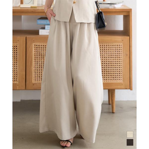 リネンタッチワイドパンツリネンタッチの美脚ワイドパンツの登場。ウエストのタックから広がるシルエットに美脚効果も期待できます。うしろゴム使用で、快適な履き心地。どんなシーンでも活躍するアイテムを夏素材であつらえました。【素材・サイズ感】リッチ...