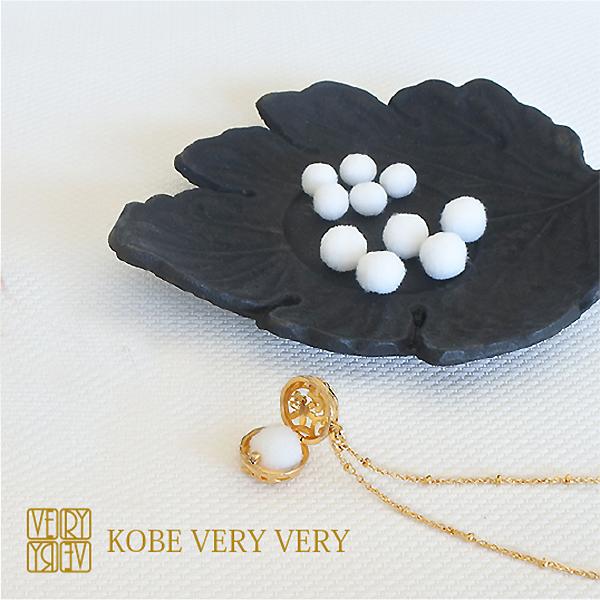 お好みのアロマオイルを数滴含ませアロマペンダント内にセットしてご使用ください。アロマオイルを入れすぎると本体からオイルが漏れ衣服等を汚す恐れがあります。アロマボールが吸収しきれない量のオイルを入れないでください。本品は食べられません。誤飲の...