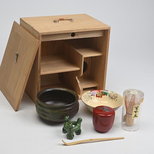 ◆サイズ◆色紙箱　高さ25.5ｃｍ、幅25.5cm(多少の誤差はご容赦ください。)◆付属品◆色紙箱　茶杓、茶筅、蓋置、棗、茶碗、建水◆状態◆色紙箱に小傷や擦れ　※当店では、古いものを扱っております。　時代経過による汚れ・スレ等、陶磁器などで...