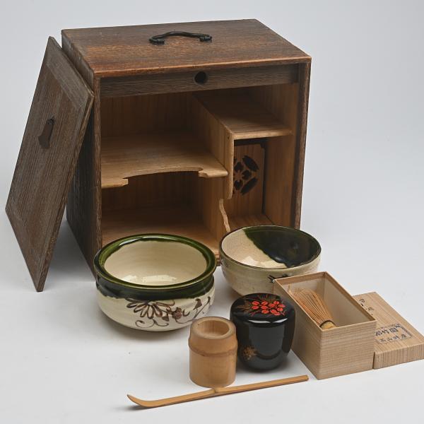 ◆サイズ◆短冊箱高さ25.5ｃｍ、幅25.5cm(多少の誤差はご容赦ください。)◆付属品◆色紙箱　茶杓、茶筅、蓋置、棗、茶碗、建水◆状態◆短冊箱の天面にスレ、蓋に摘みのスレ　※当店では、古いものを扱っております。　時代経過による汚れ・スレ等...