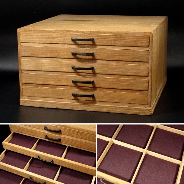 素晴らしい鍔箪笥です。　　　桐無垢材の柾目部分のみを使用した当時の上手のお品です。　　　5段、各段9枚、合計45枚の鍔が収納可能です。　　　　他にも刀装具の名品の数々を出品しております。　　　　　是非ご注目下さい。【状態】良好　　　画像でも...