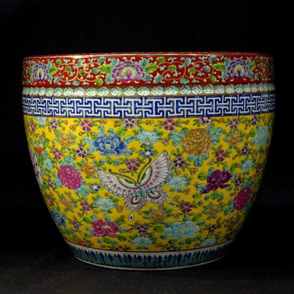 素晴らしいお品です。　　　　明治〜大正時代 古伊万里 十錦手 粉彩 色絵蝶々百花繚乱図 火鉢 瓶掛です。　　　　　細部に至るまで見事に表現され、高い意匠に感銘を受ける名品です。　　　　　　圧倒的な風格、そして姿からは品格の高さが感じられます...
