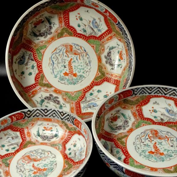素晴らしいお品です。　　　　江戸時代 古伊万里 金襴錦手 色絵 鳳凰桐の葉 花鳥図 三つ重ね鉢です。　　　　細部に至るまで見事に表現され、高い意匠に感銘を受ける名品です。　　　　　　圧倒的な風格、そして姿からは品格の高さが感じられます。　　...