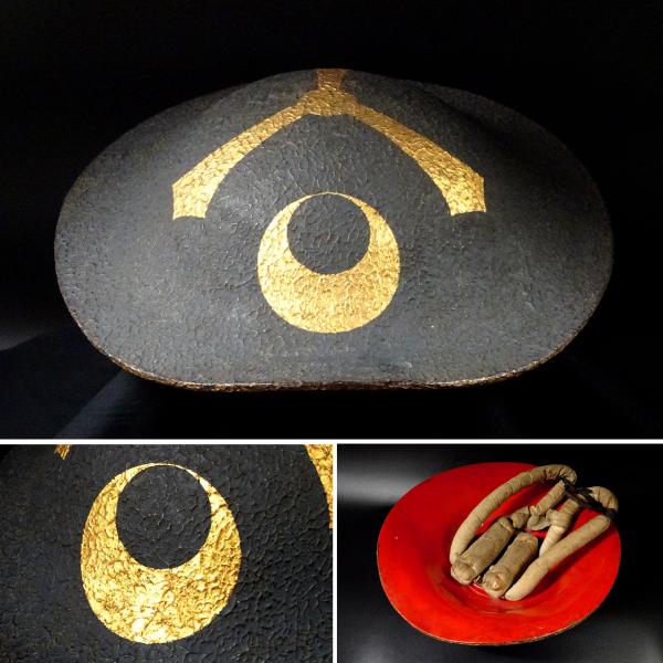 素晴らしいお品です。　　　大名家伝来 本金彩 三方白 三日月紋入 木地乾漆黒漆塗 陣笠です。　　　　江戸時代　　　　本歌の素晴らしい陣笠です。　　　　木地乾漆造りに黒漆塗、本金彩紋が施され、縁にも本金彩をあしらった名品です。　　　状態も良好...