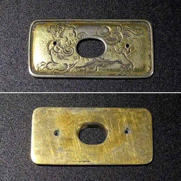 唐獅子図 かます金具 座金 煙草入れ金具 朧銀地 片切彫毛彫 金色絵　　　　　繊細な彫金色絵細工が施された、作良し、図柄良しの秀逸金具です。　　　　　　他にも刀装具・金具の名品の数々を出品しております。　　　　　是非ご注目下さい。　　【状態...