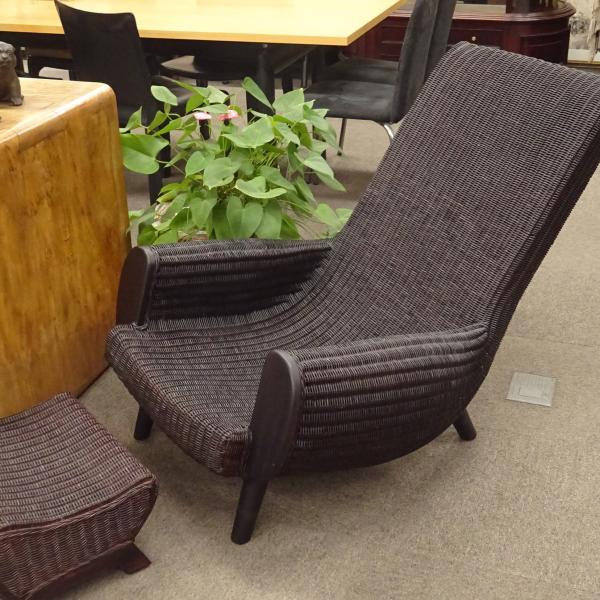 籐編 ラタン リフレチェア オットマン付です。　　　　カラー：ダークブラウン　　　　ラタン家具の本場、バリ島のお品です。　　　　ラタン手編みのハンドメイド籐家具の最高峰のお品です。　　　　デザインも美しく、細部まで丁寧に造り込まれた、秀逸な...