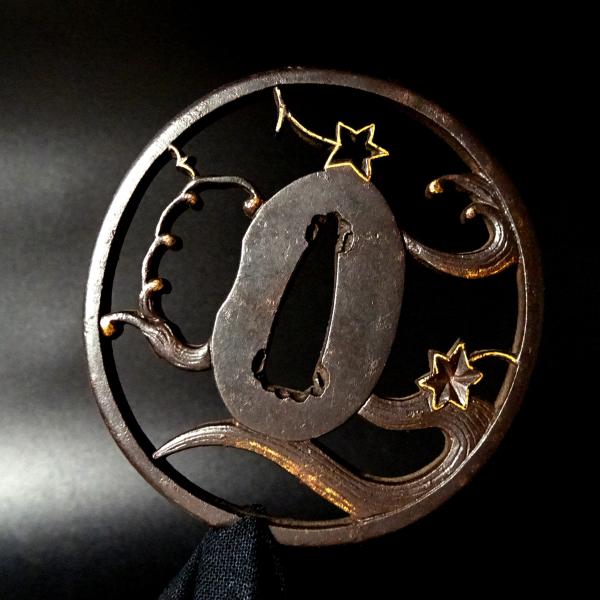 『竜田川図透鐔』 無銘 竪丸形 鉄地 地透 金象嵌　　　　　極上の細工が施された、作良し、図柄良しの秀逸刀装具です。　　　　他にも刀装具の名品の数々を出品しております。　　　　　是非ご注目下さい。【状態】極上品　　　大きな傷みもなく、状態は...