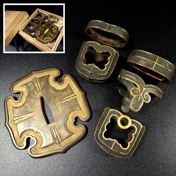 素晴らしい太刀拵え金具です。　　銅地鐔に赤銅魚子地の一作金具　　　上から兜金具、縁金具、鯉口金具、責金具、石突鐺金具と揃っております。　　　鍔を含め、計6点　　　極上の細工が施された、作良し、図柄良しの秀逸刀装具です。　　　　箱付き　　　　...