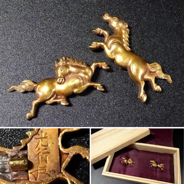 『跳ね馬図目貫』 短冊銘 光行(花押) 　　　菊岡光行作 跳ね馬図目貫 金無垢地 容彫　　　　柳川直光に学び、菊岡派を創業した横谷系の有力金工である『菊岡光行』の金無垢地の大名品です。　　　本物保証　金無垢保証　　　弊社にて金鑑定に出してお...