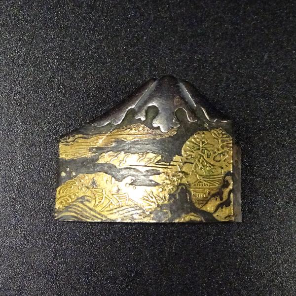 『富士山に三保の松原図 はばき』 銀無垢地 高彫 金色絵　　　　銀無垢地の素晴らしいお品です。　　　刃方・棟方の端の下地金具は銅地です。　　　極上の細工が施された、作良し、図柄良しの秀逸刀装具です。　　　　　他にも刀装具の名品の数々を出品し...