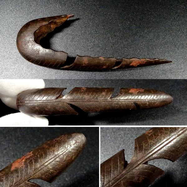 『芭蕉葉図 石突 こじり 鐺金具』 鉄地 毛彫　　　　極上の細工が施された、作良し、図柄良しの秀逸刀装具です。　　　　他にも刀装具の名品の数々を出品しております。　　　　　是非ご注目下さい。【状態】良好　　多少のさびはございますが、大きな傷...